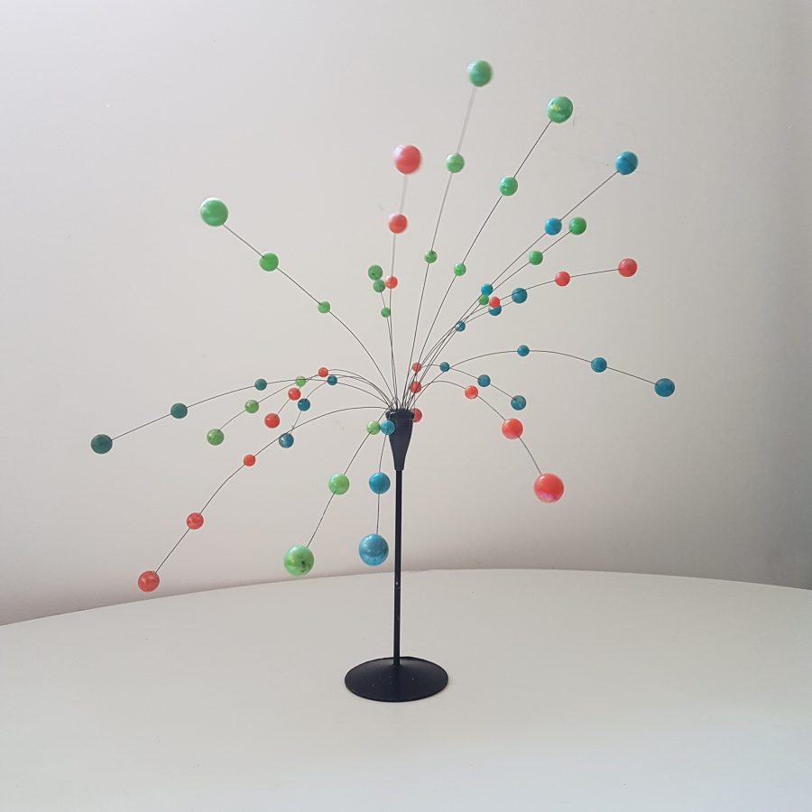 Mobile à boules multicolores - Lampodrome